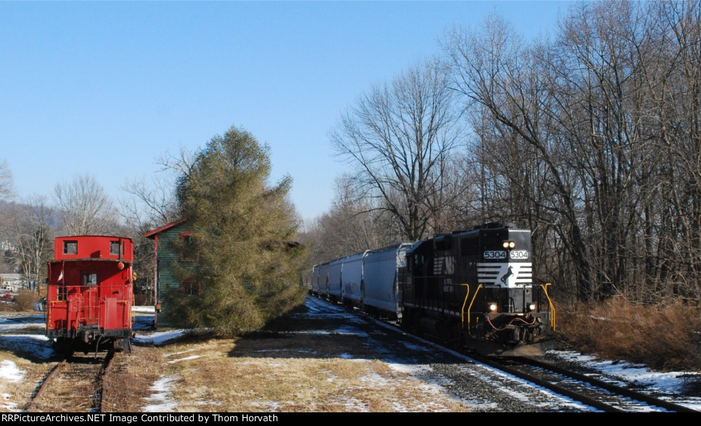 NS H02 passes by the former DL&W Depot